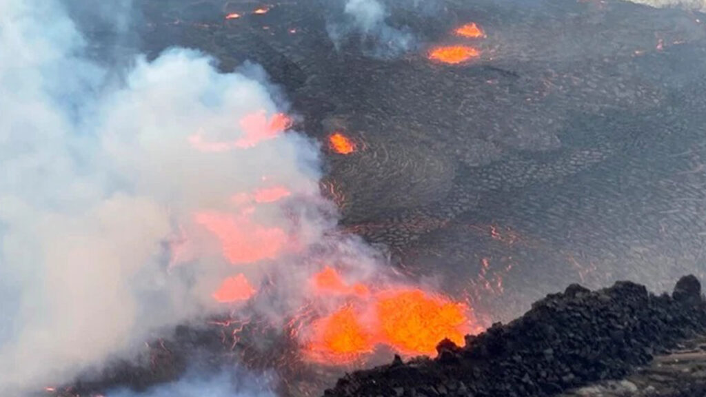 El volcán más activo de Estados Unidos entró en erupción en Hawai ...